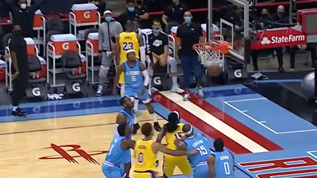 NBA | Video: LeBron turns to Lakers bench as he drains corner 3