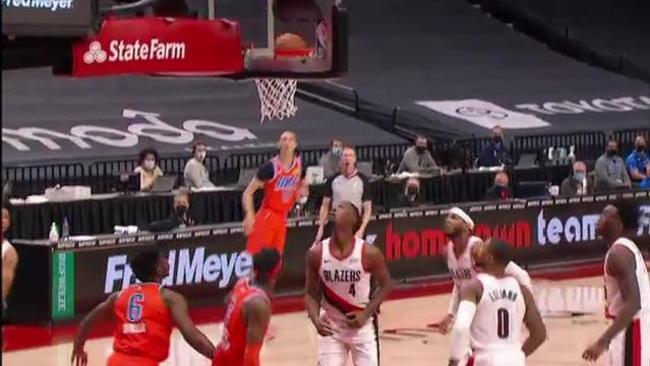 NBA | Video: SGA loses the handle, but somehow still scores