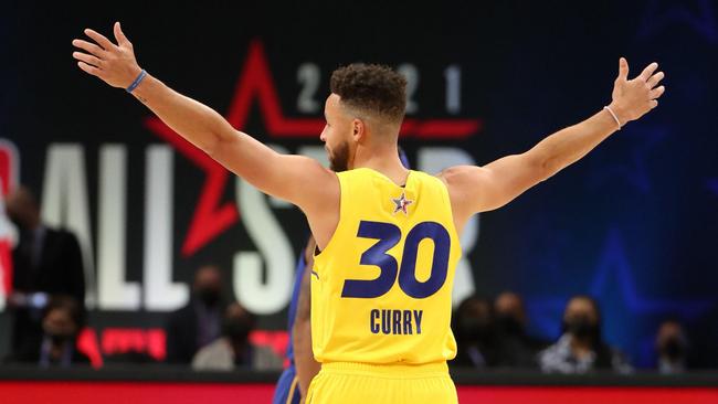 NBA | Video: Curry shoots 3-pointer, turns his back for the swish