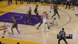 NBA | Video: Anthony Davis gets up for the big rejection