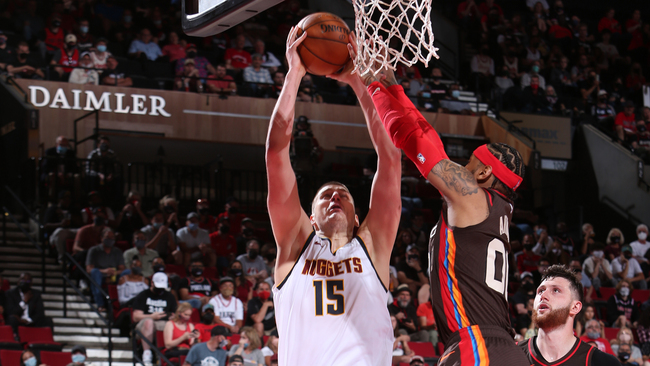 NBA | Video: Nikola Jokic with the 2-handed dunk over Carmelo Anthony