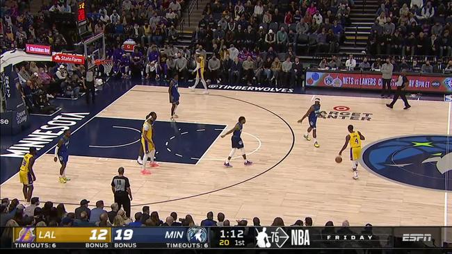 NBA | Video: Anthony Davis limps off to the locker room