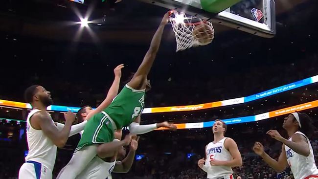 NBA | Video: Robert Williams III dunks on Eric Bledsoe