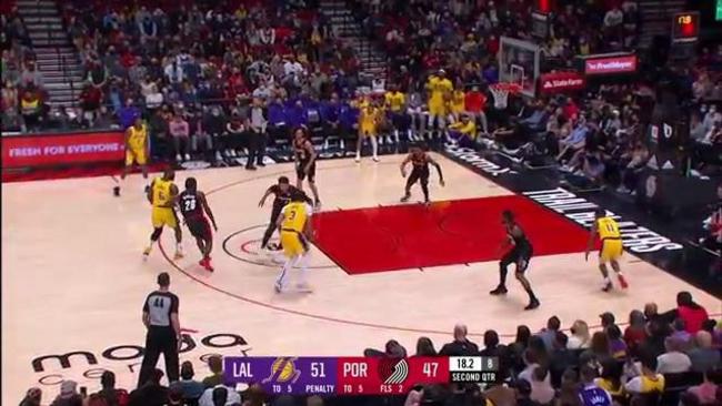 NBA | Video: LeBron James gets the lucky bounce for 3
