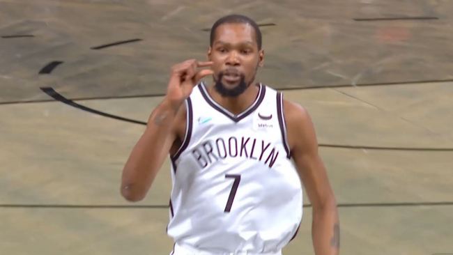 NBA | Video: Too small: Kevin Durant backs man down, hits turnaround