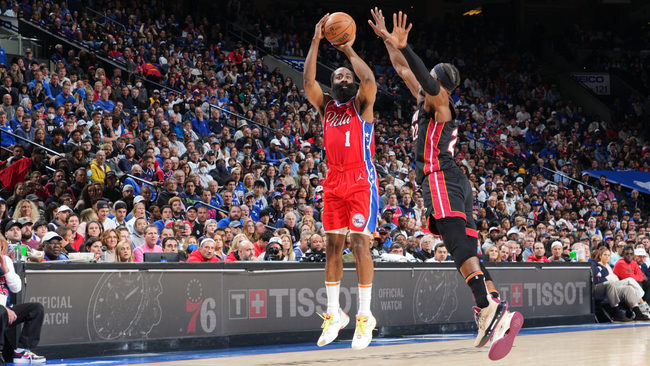 NBA | Video: James Harden hits a clutch step-back 3-pointer